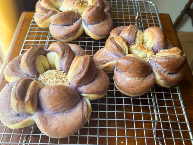 FLOWER SHAPED DINNER ROLLS | Bewitching Kitchen